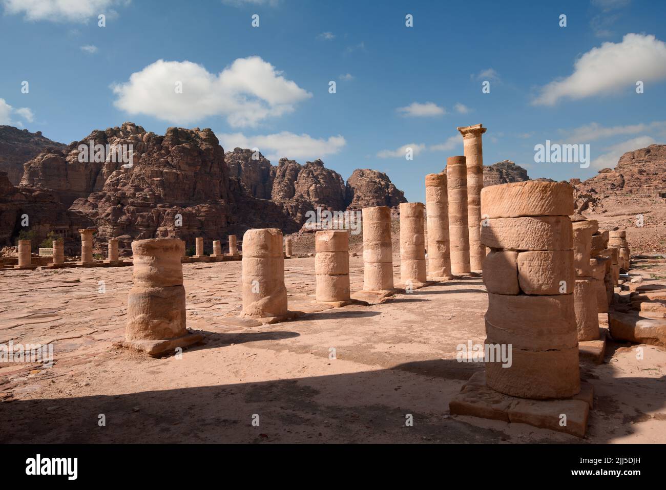 Säulen an der Kolonnadenstraße in der antiken Stadt Petra, Jordanien ...