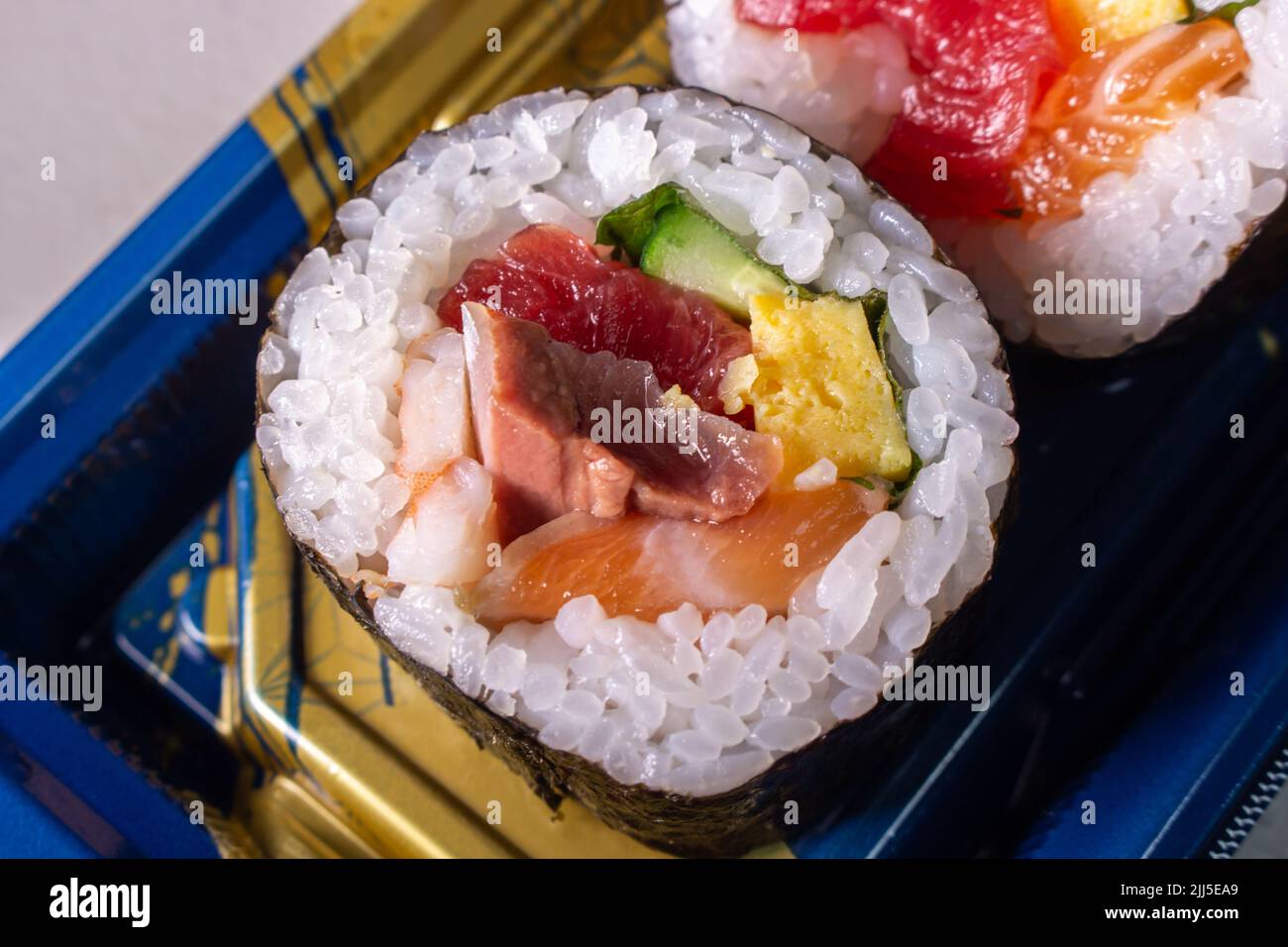 Nehmen Sie sich die Kaisen Maki Zushi im Plastiknahrungsmitteltablett ...