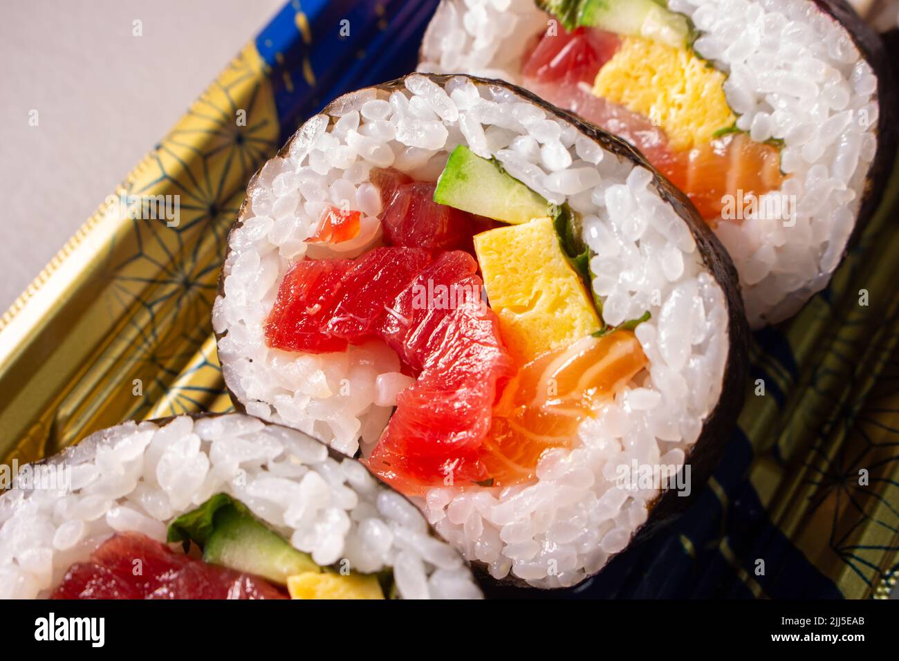 Nehmen Sie sich die Kaisen Maki Zushi im Plastiknahrungsmitteltablett ...