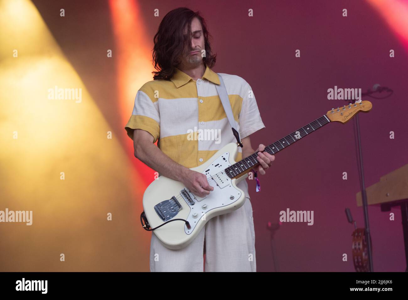 Gitarrist Gabriel Stebbing für Metronomy auf der Lovell-Bühne. Bluedot ...