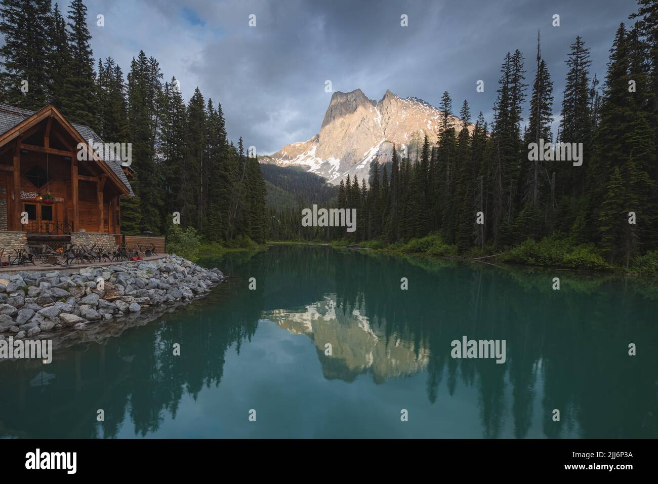 Picturesque log cabin emerald lake -Fotos und -Bildmaterial in hoher Auflösung – Alamy