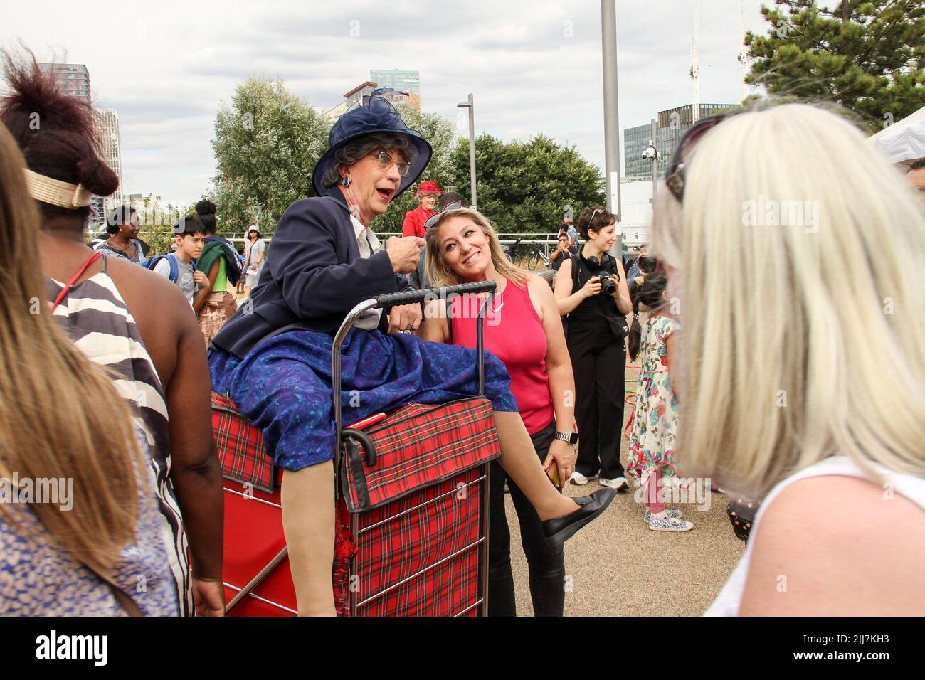 Entertainer mischen sich unter die Menschenmassen Lock Busking Gegend ...