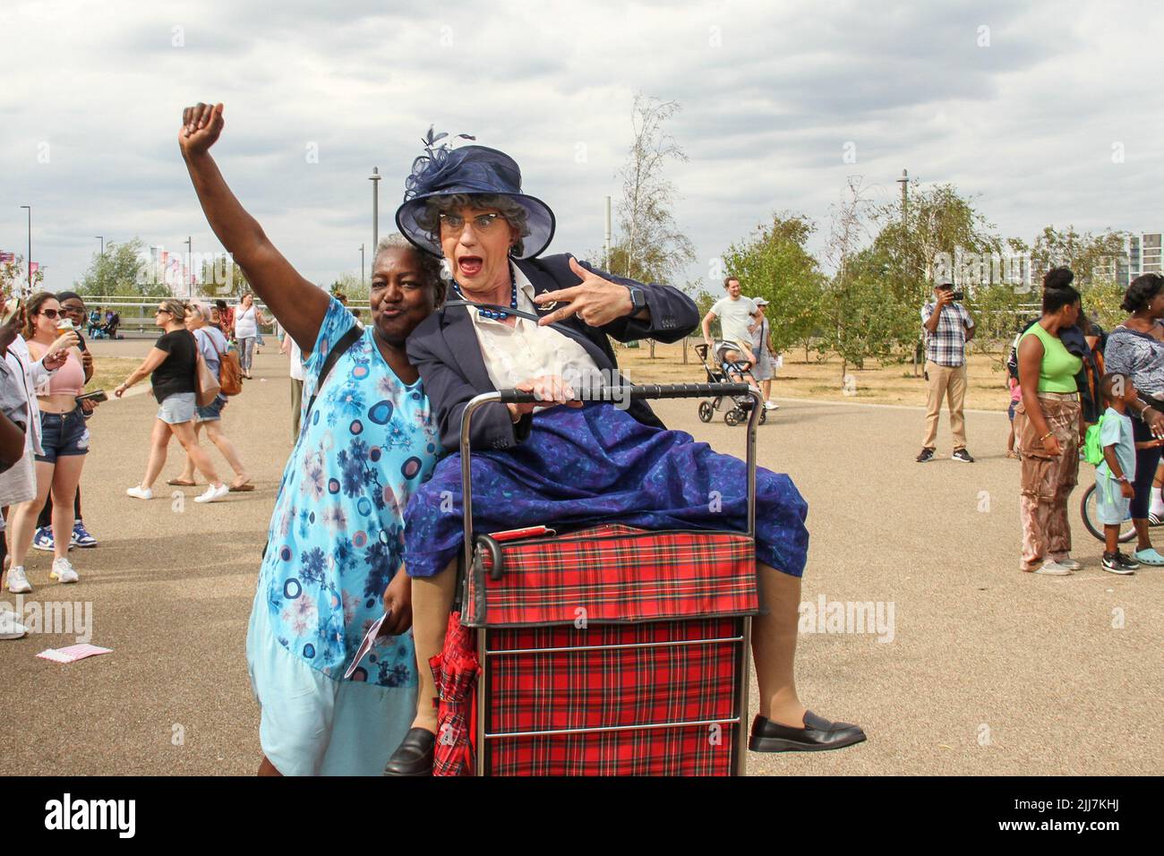 Entertainer mischen sich unter die Menschenmassen Lock Busking Gegend ...