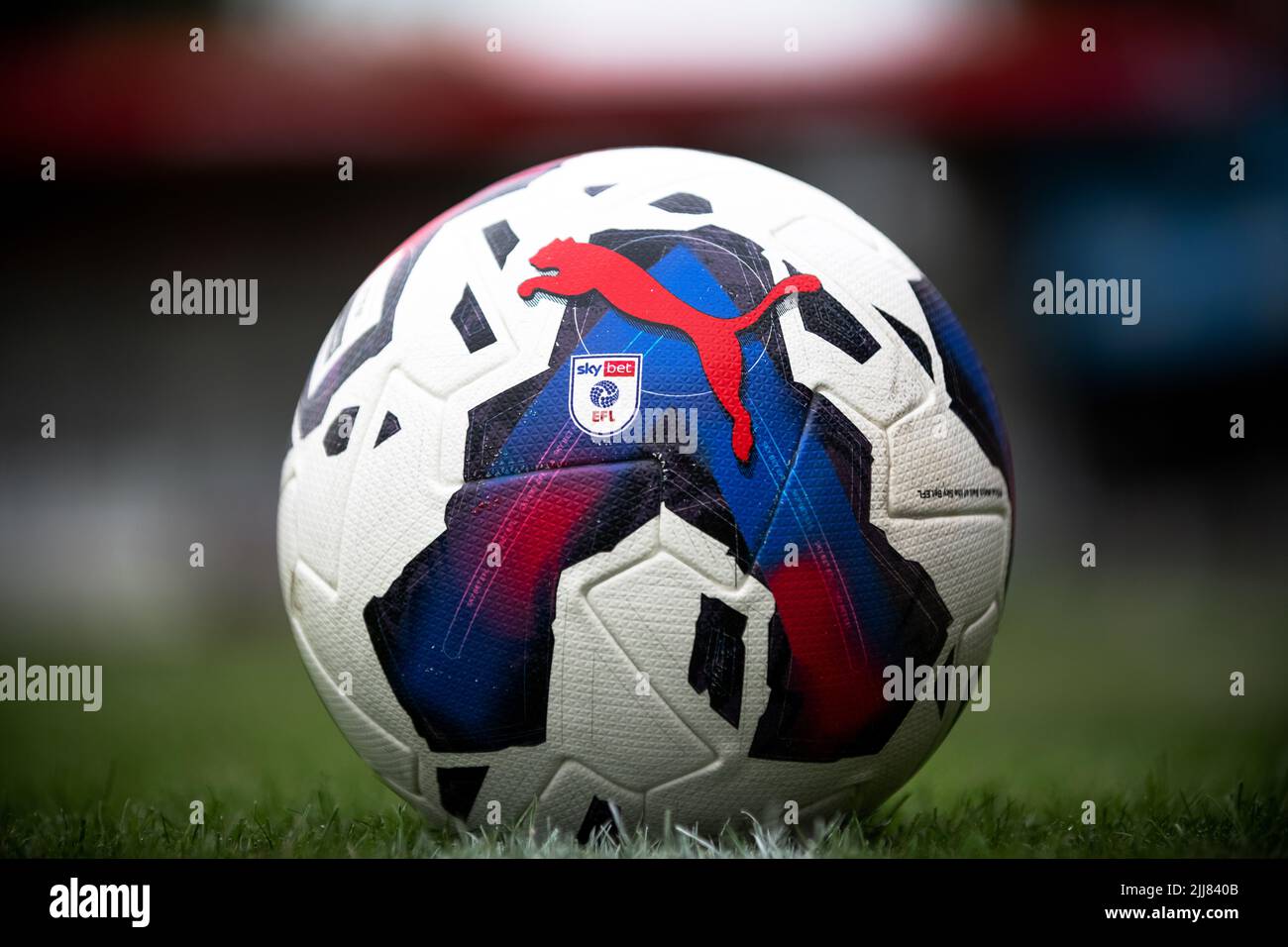 OFFIZIELLER PUMA Match Ball EFL 22/23 Stockfotografie - Alamy