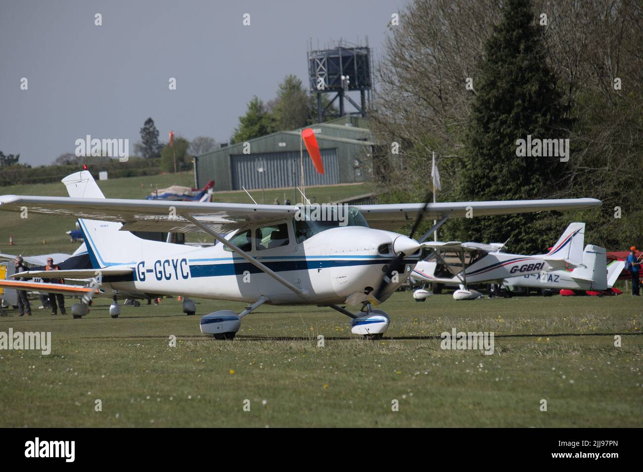 Ein Cessna 182 Skylane Leichtflugzeug auf dem Popham Airfield in ...