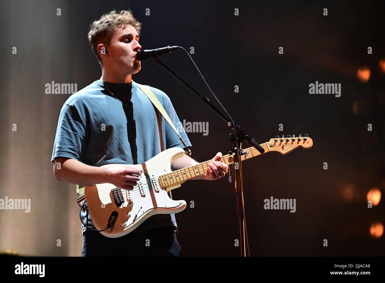 Der Newcastle-Singer-Songwriter Sam Fender tritt in der ersten Direct ...