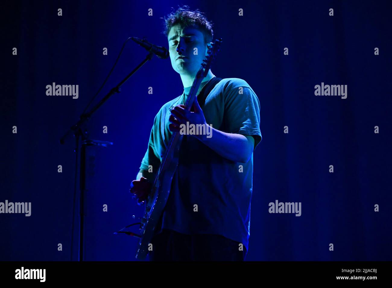 Der Newcastle-Singer-Songwriter Sam Fender tritt in der ersten Direct ...