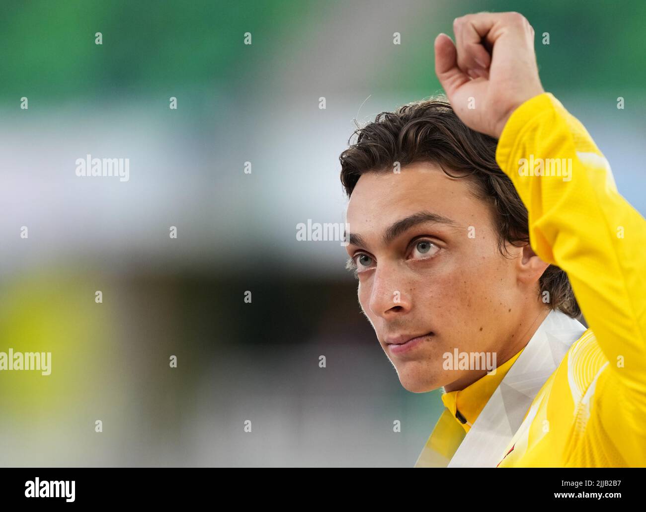 Der Schwede Armand Duplantis feiert mit seiner Goldmedaille, nachdem er ...