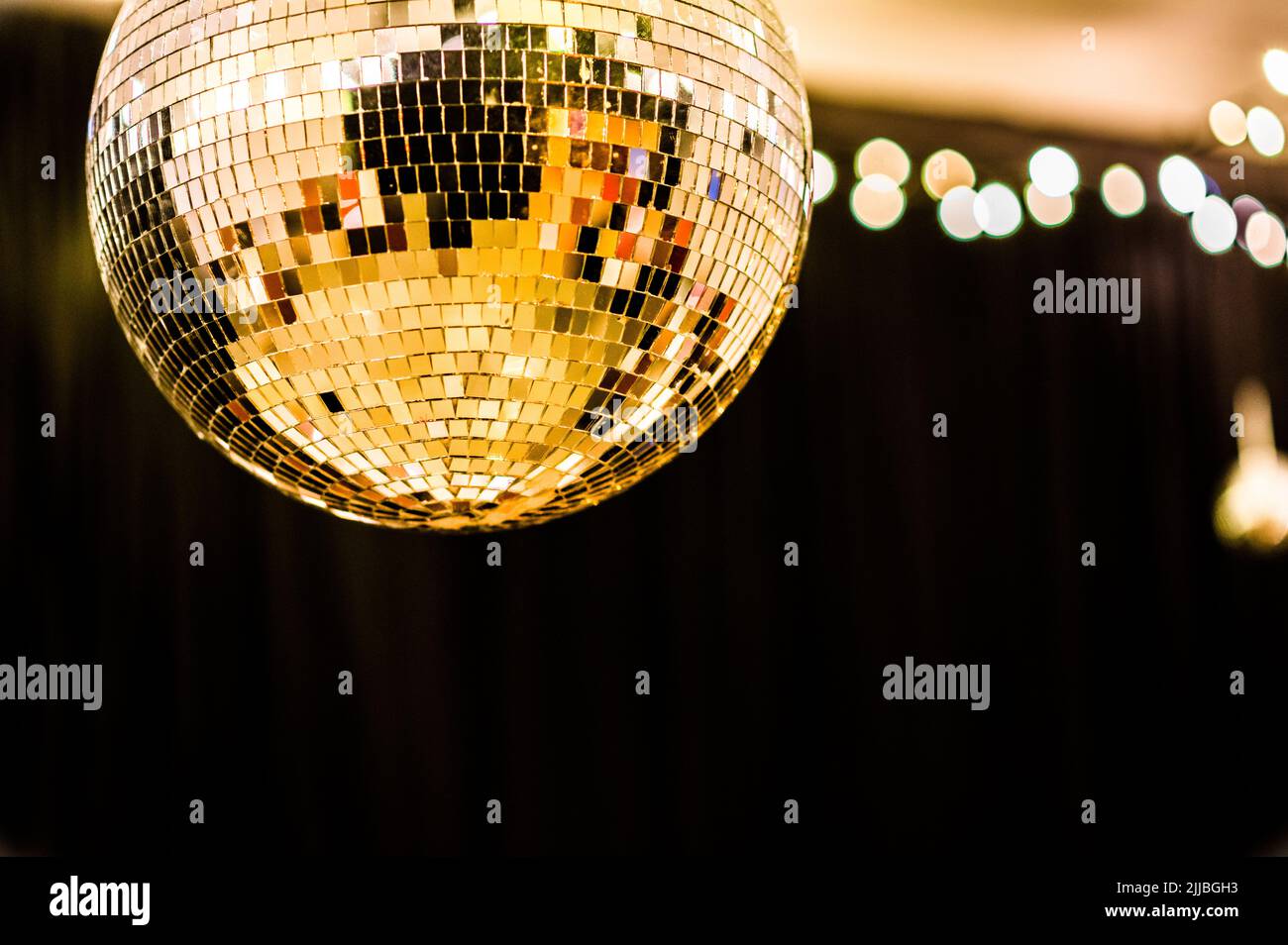 Beleuchtete disco kugel -Fotos und -Bildmaterial in hoher Auflösung – Alamy