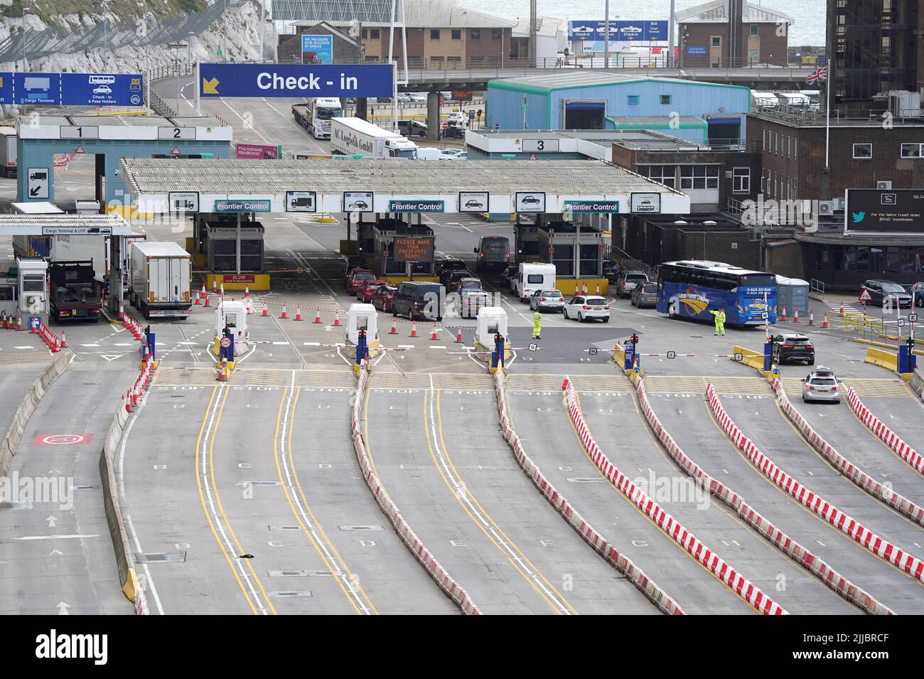 Blick auf den Check-in im Hafen von Dover in Kent, nach einem ...