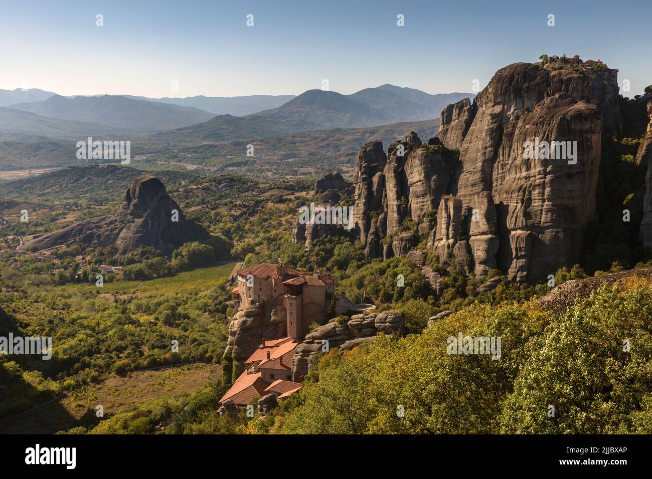 Der Blick auf das Kloster von Rousanou auf den Felsen von Meteora in ...