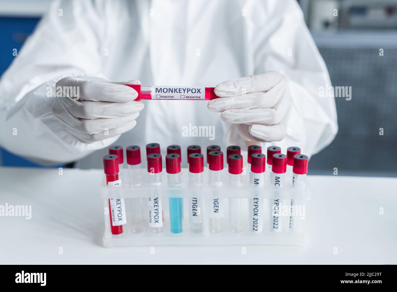 Beschnittene Ansicht des Wissenschaftlers in einem Hazmat-Anzug mit ...