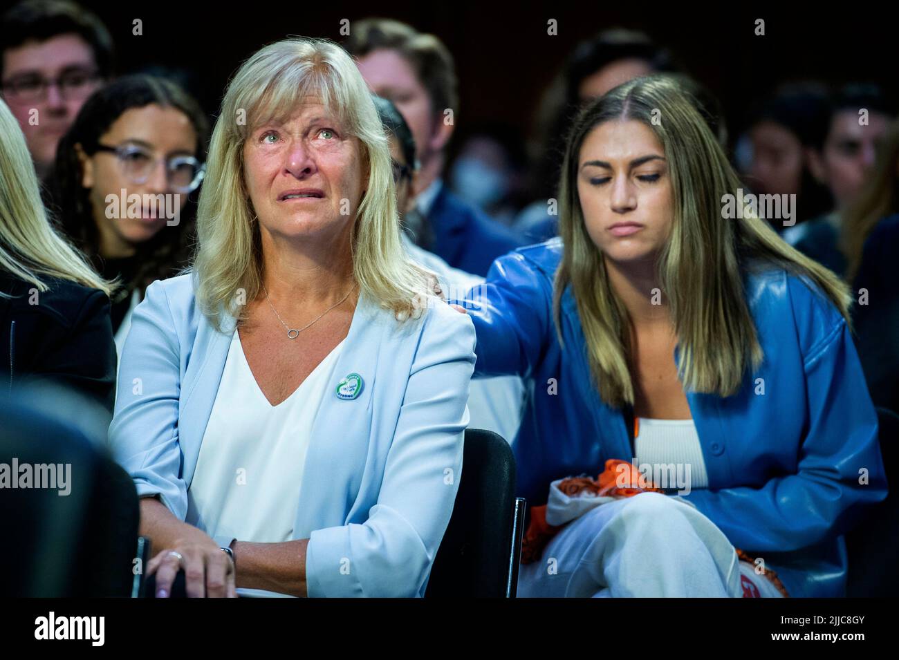 Annette Lidawer, links, wird von Allie Rubin, rechts, getröstet ...