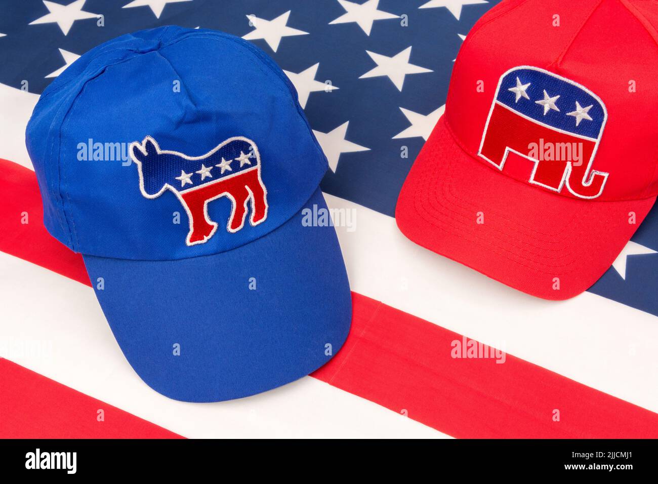 Eselhut der Blue Democrat Party und DIE Emblemütze des „MAGA Republican ...