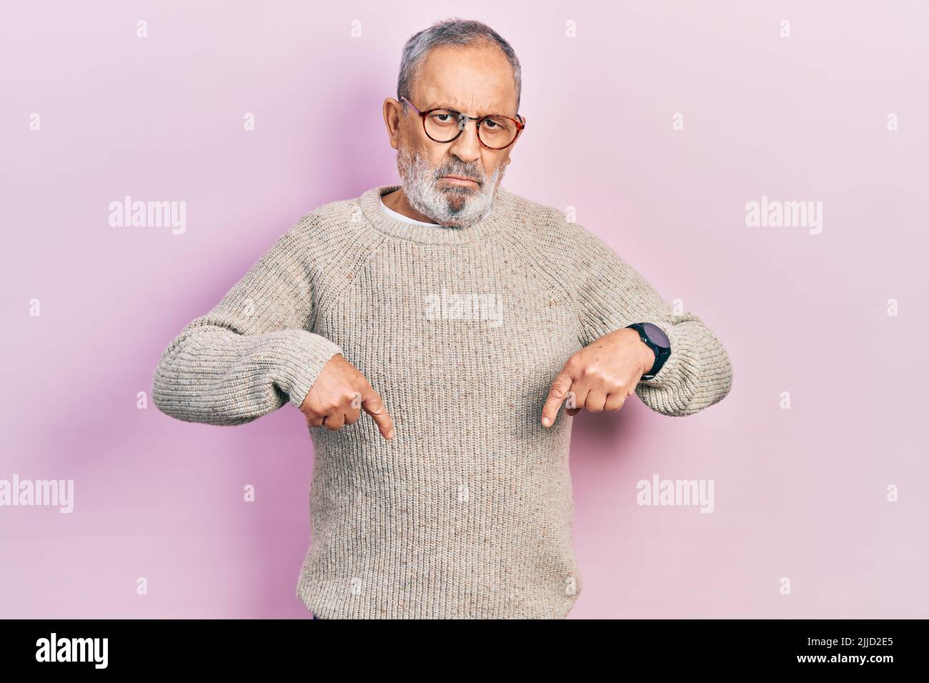 Hübscher älterer Mann mit Bart, legerer Pullover und Brille, die ... Hübscher älterer Mann mit Bart, legerer Pullover und Brille, die ...