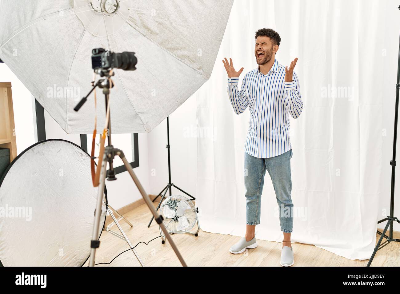 Arabischer junger Mann, der als Model im Fotostudio posiert und ...