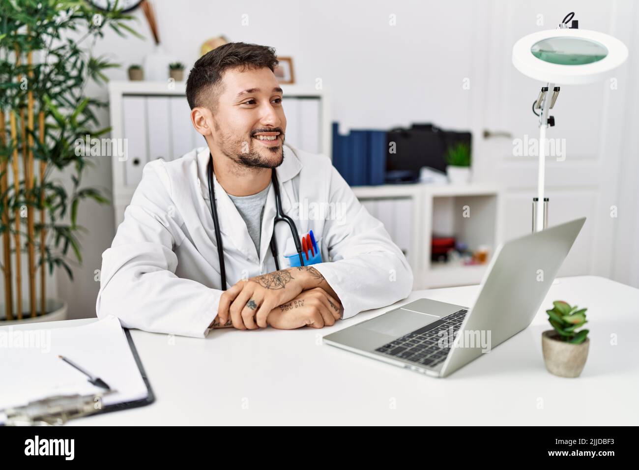 Junge Ärztin, die in der Klinik mit einem Computer-Laptop arbeitet, der ...