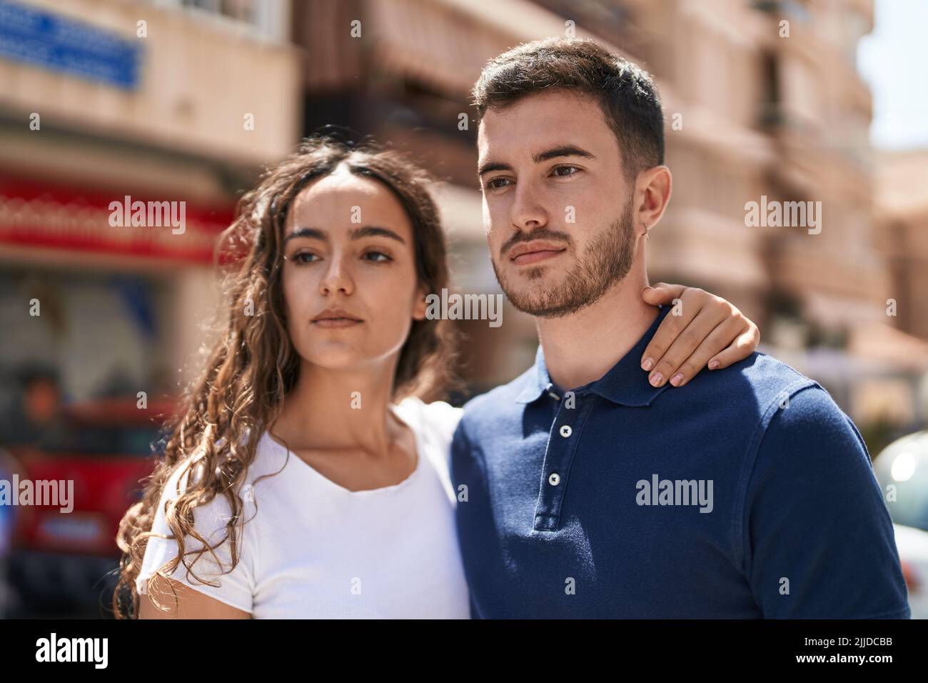 Das Junge Hispanische Paar Umarmt Sich Gegenseitig Und Steht Mit