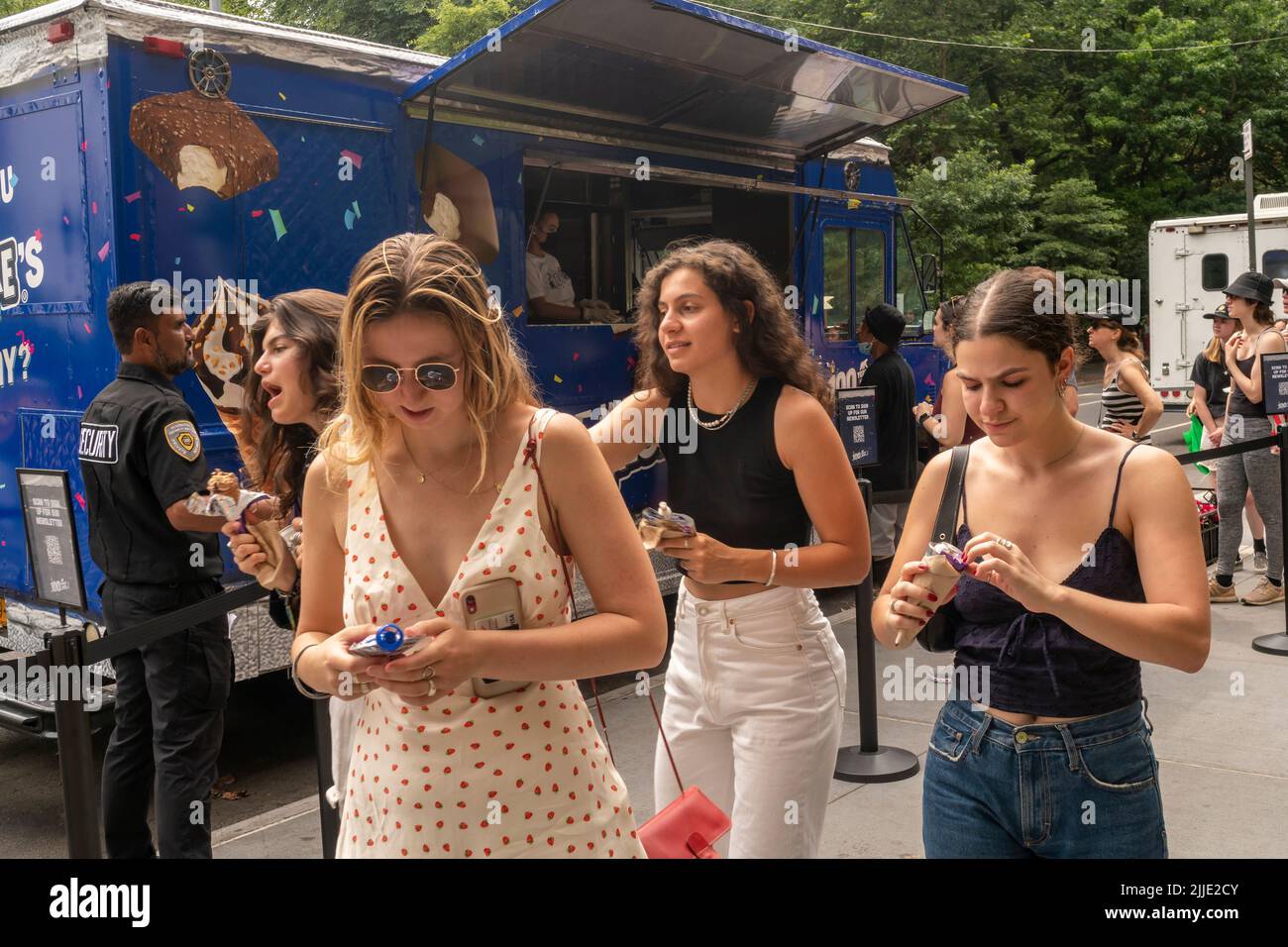Anlässlich des National Ice Cream Day und des 100.-jährigen Jubiläums ...