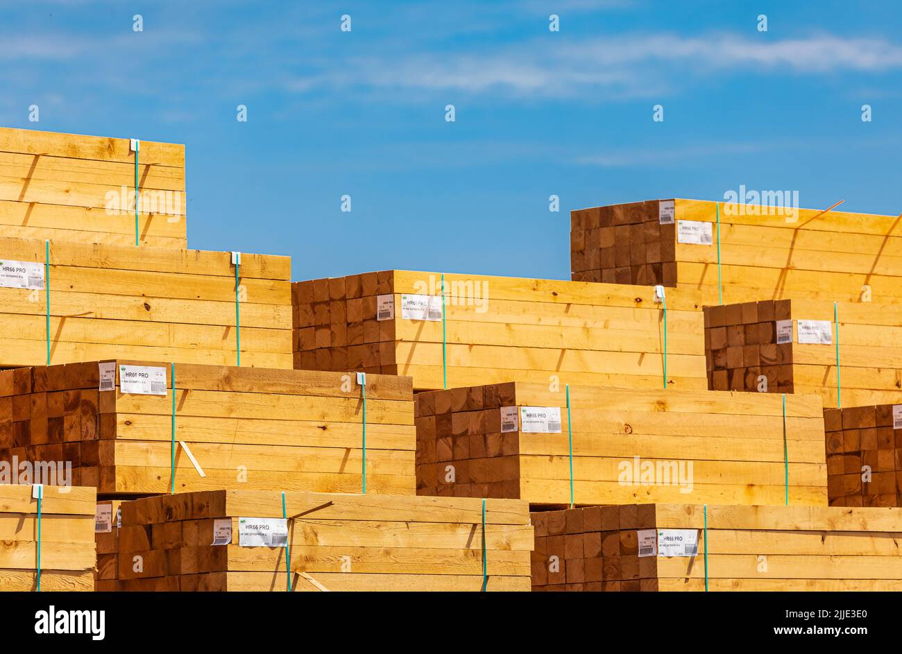 Stapel von Holzbrettern im Sägewerk, Beplankung. Holzstapel aus ...