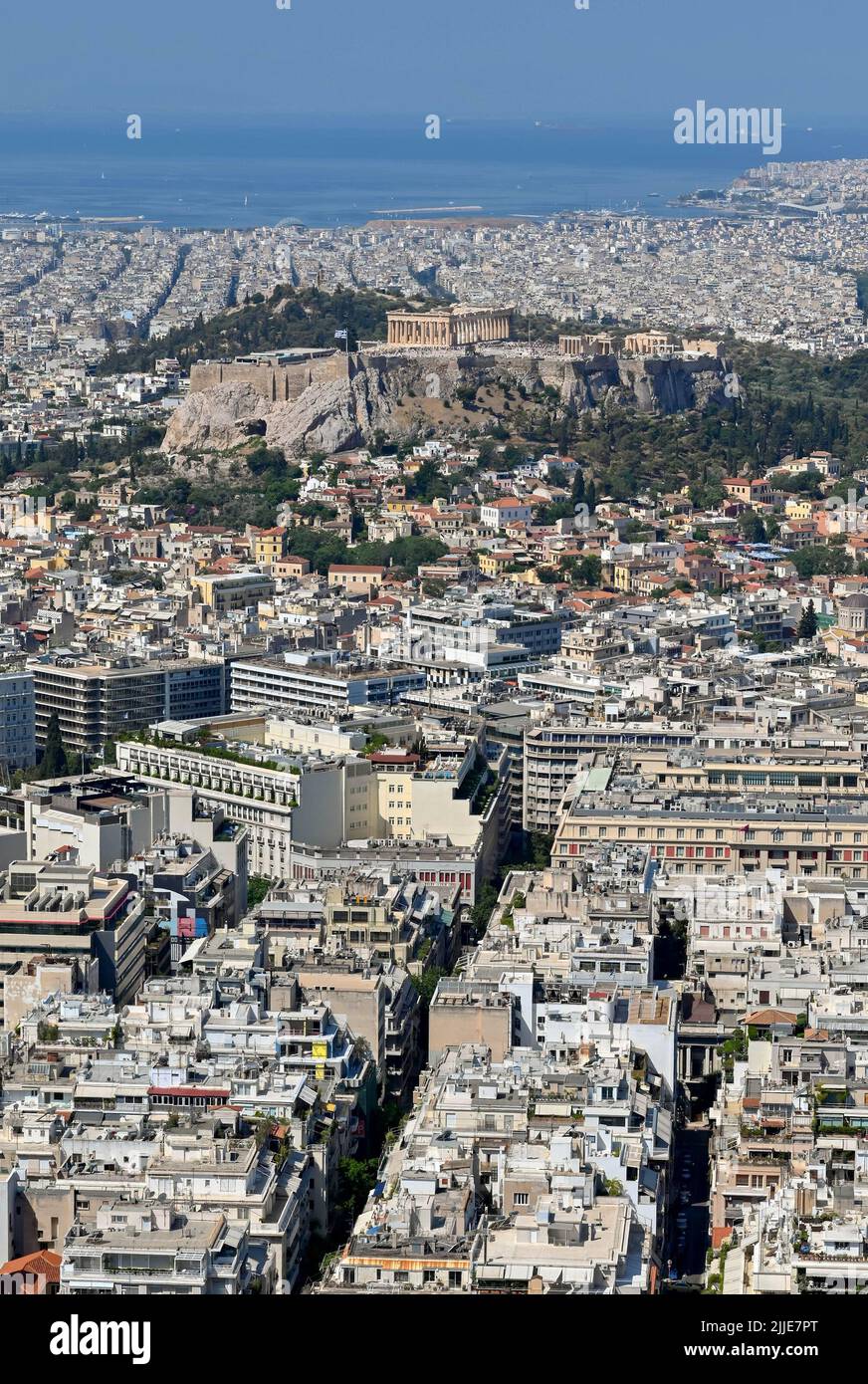 Athen, Griechenland - 2022. Mai: Luftaufnahme zum Hafen von Piräus, der ...