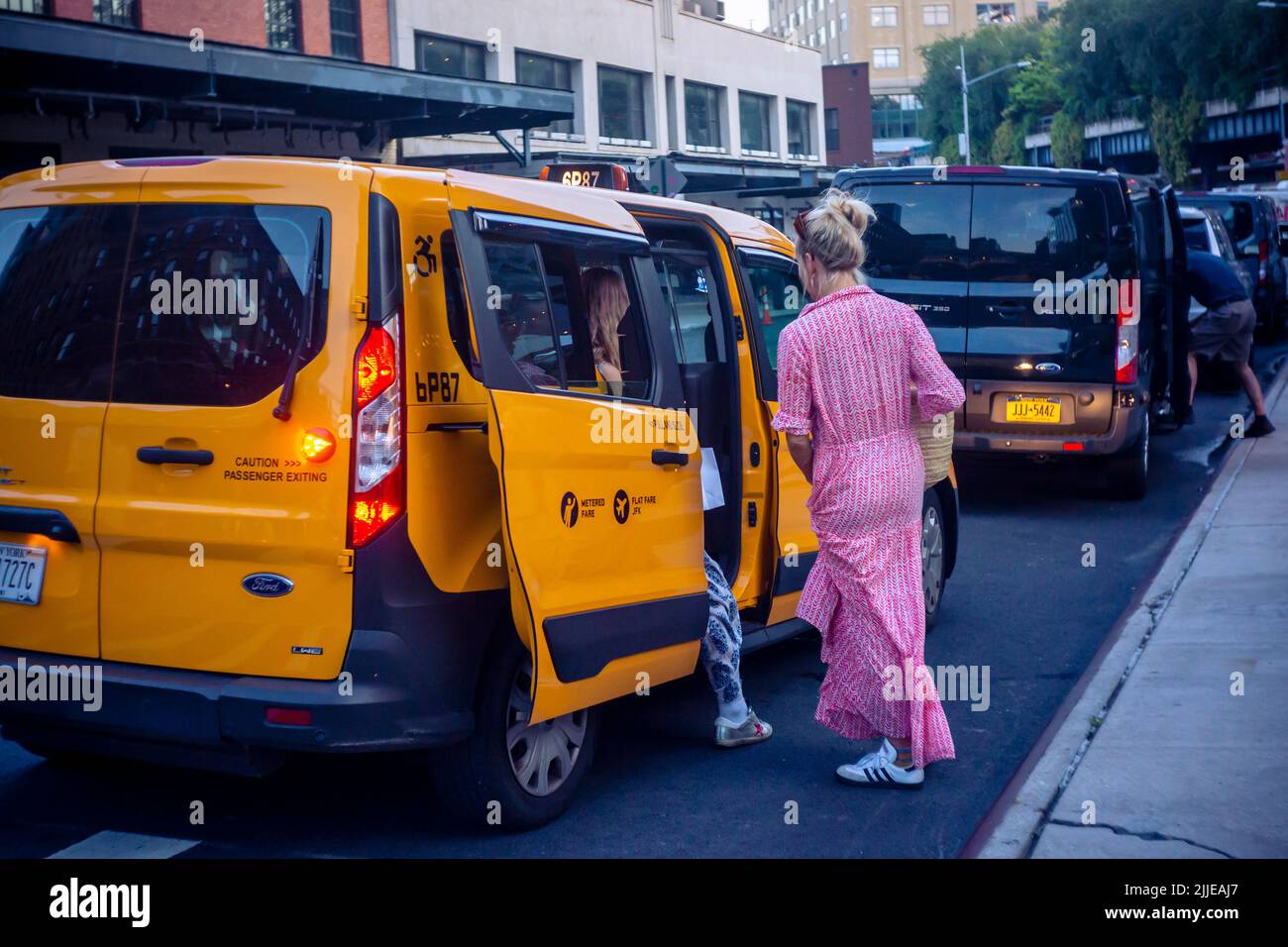 Am Dienstag, den 19. Juli 2022, steigen Frauen im Meatpacking District in New York in ein Taxi ...