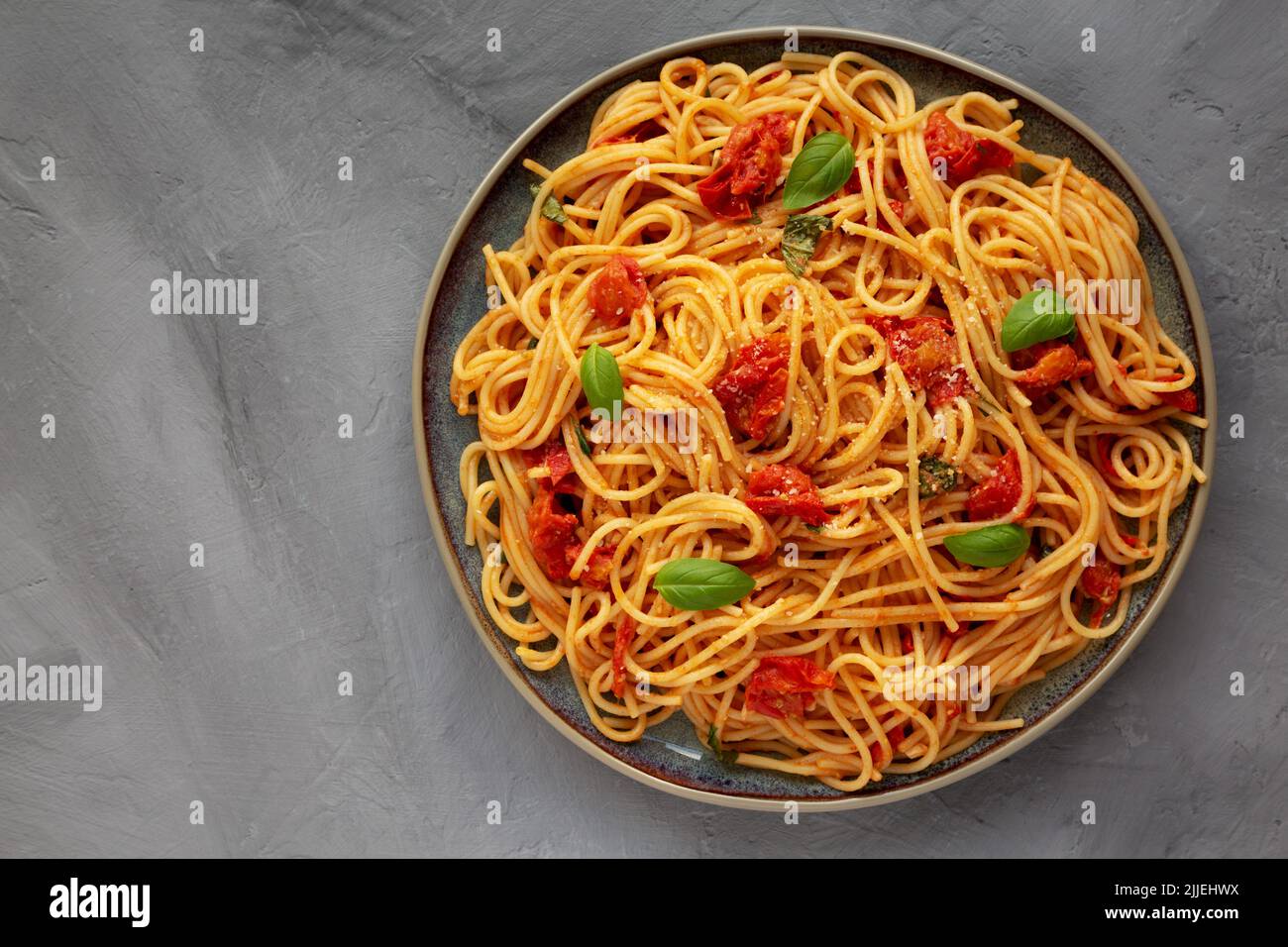 Hausgemachte Spaghetti Pasta mit frischer Tomatensauce auf einem Teller ...