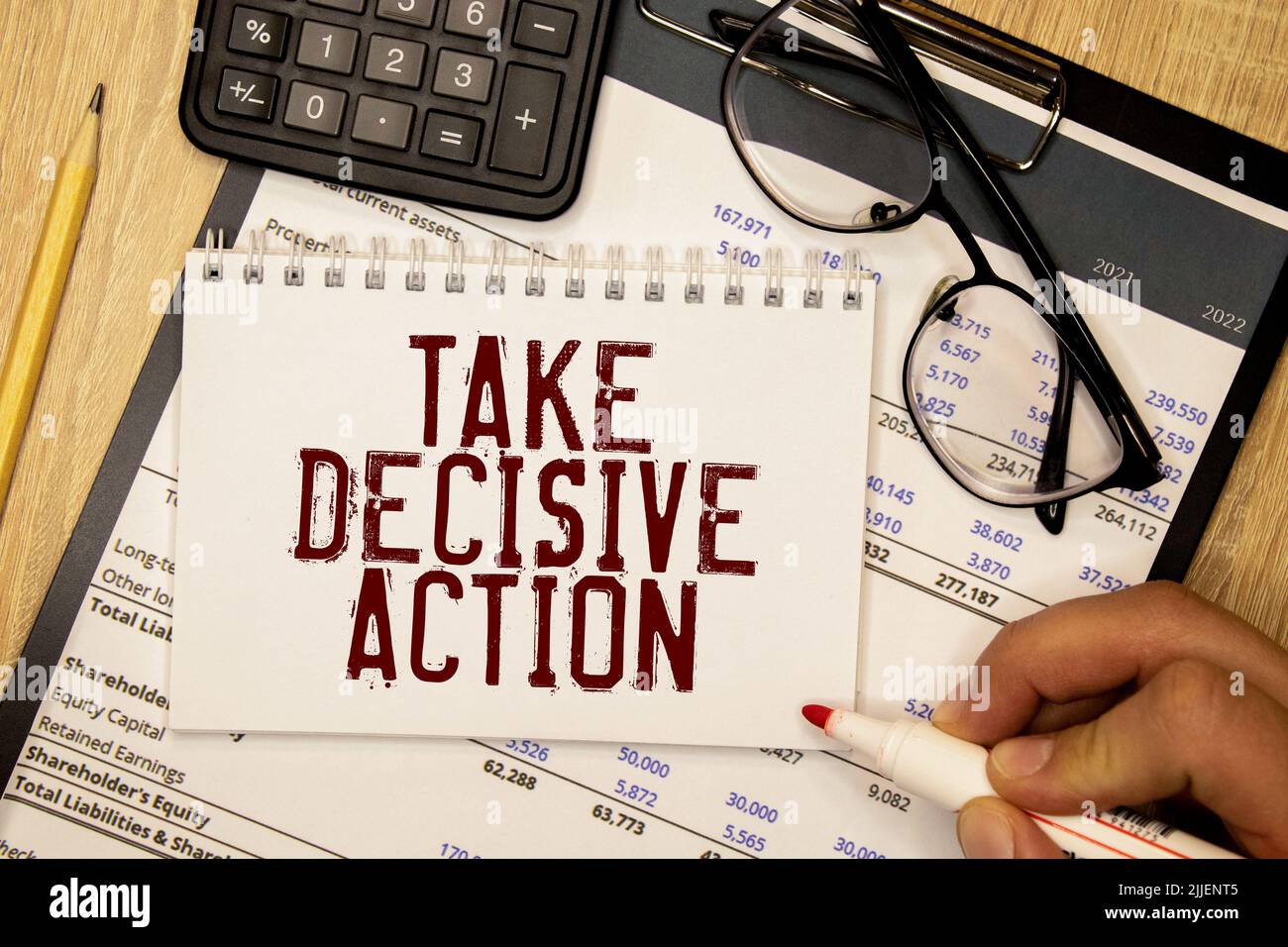 Finanzierung verfügbar Textkonzept. Office-Arbeitsplatz-Tabelle mit ...