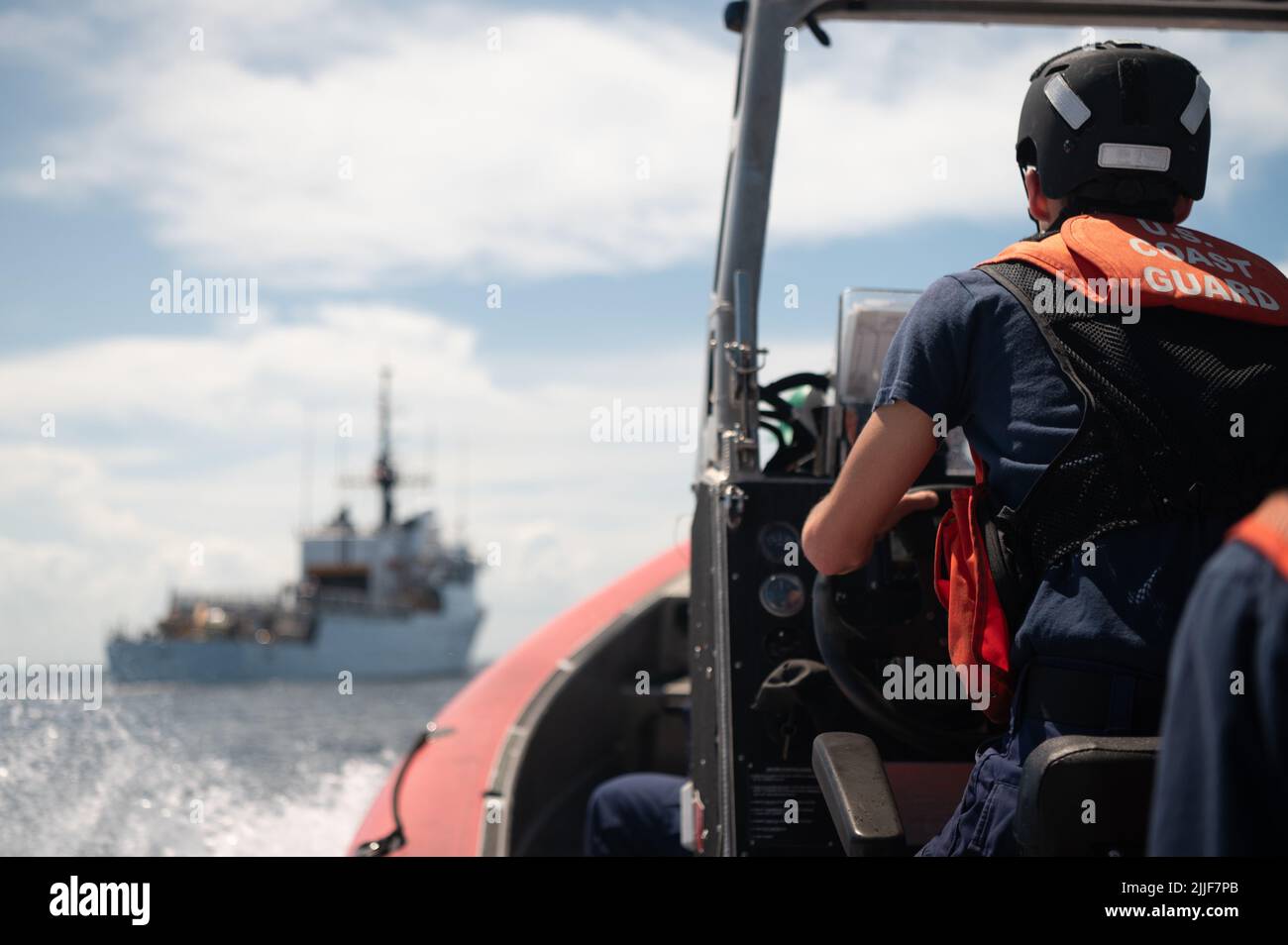 Crewmitglieder an Bord des US Coast Guard Cutter Bear (WMEC 901) führen ...