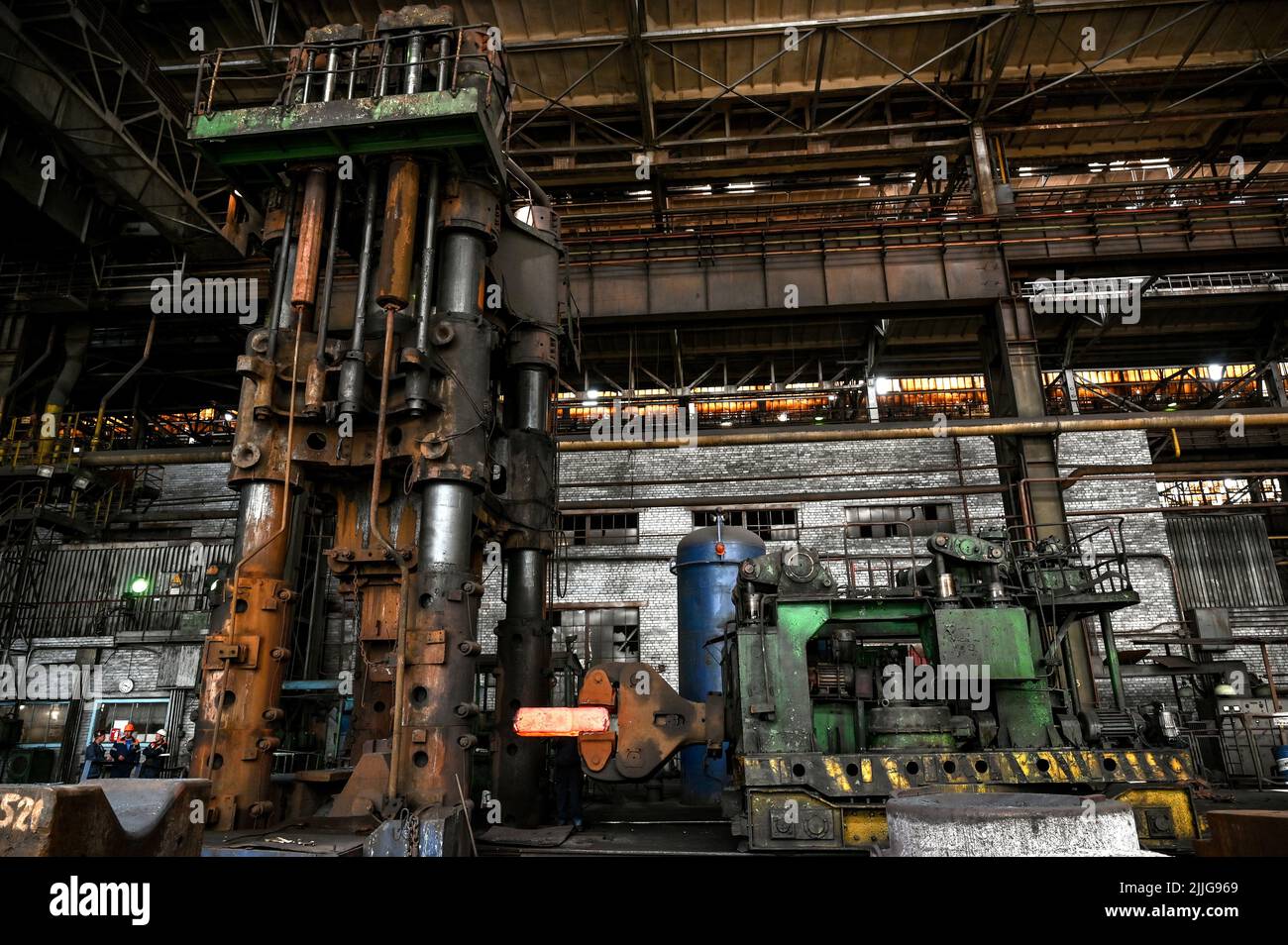 ZAPORIZHZHIA, UKRAINE - 14. JULI 2022 - die Schmiede auf Pressen ...