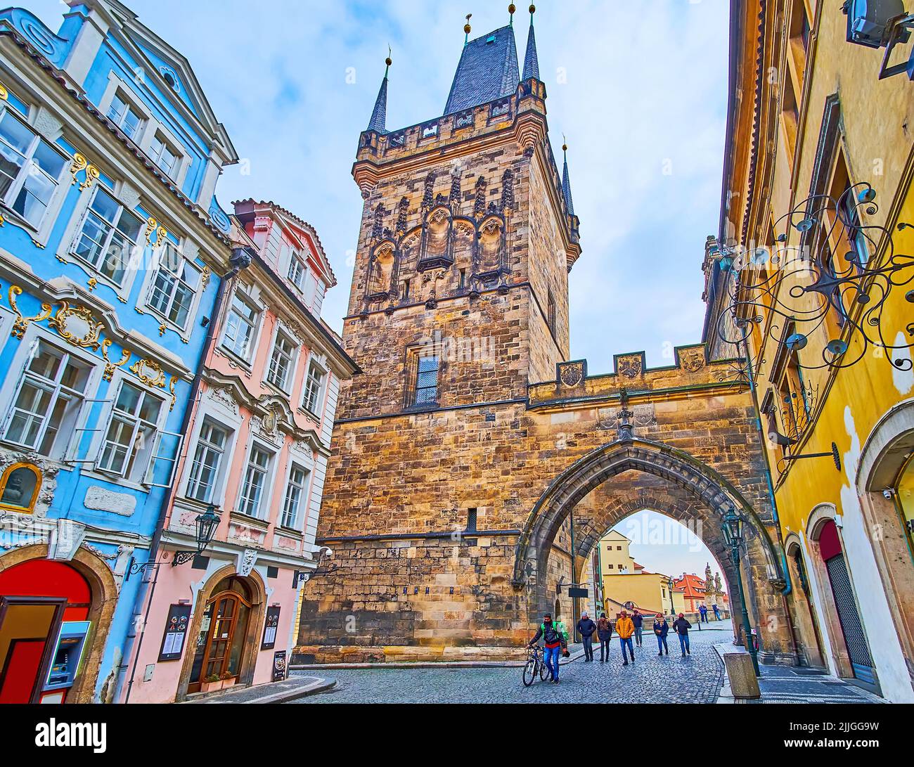 PRAG, Republik CAZECH - 6. MÄRZ 2022: Die Mostecka Straße mit farbigen ...