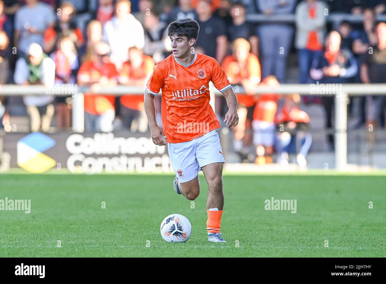 Rob Apter #36 von Blackpool macht eine Pause mit dem Ball ...