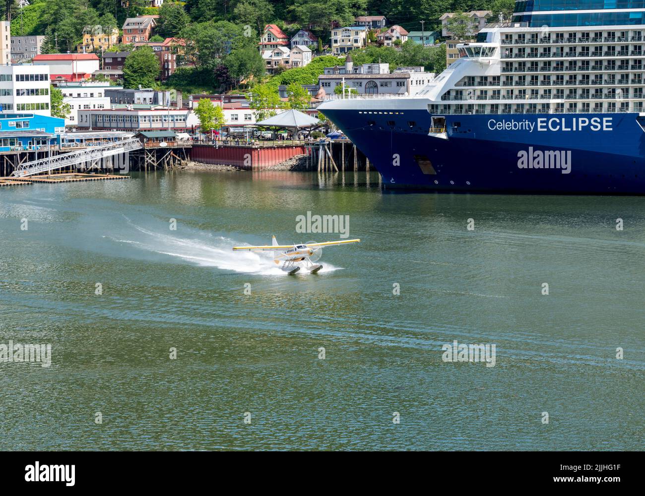 Juneau, AK - 9. Juni 2022: Wings Air Wasserflugzeug, das an der Seite ...