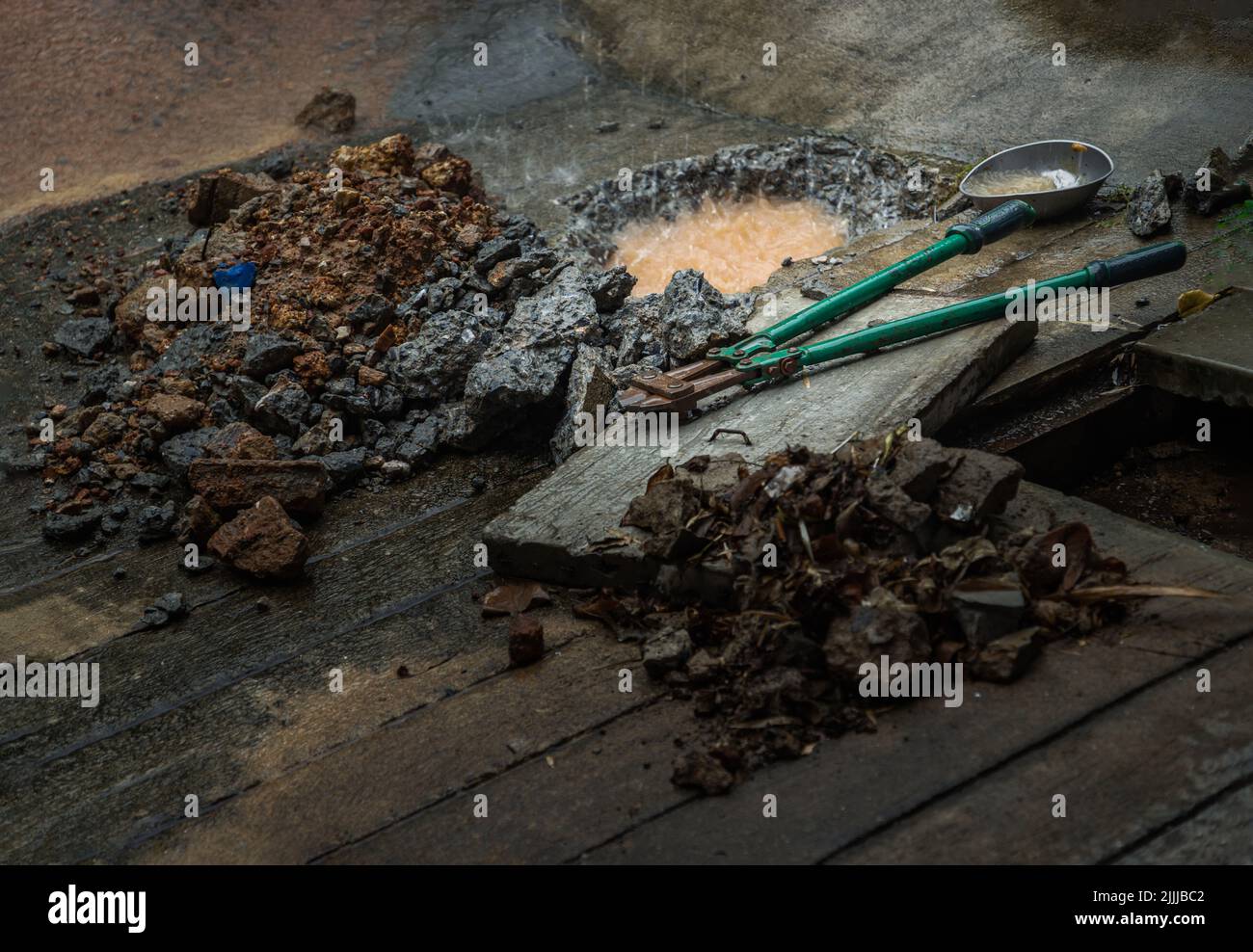 Zerbrochene undichte Wasserleitung, die bei Regen vor dem Haus zerstört ...