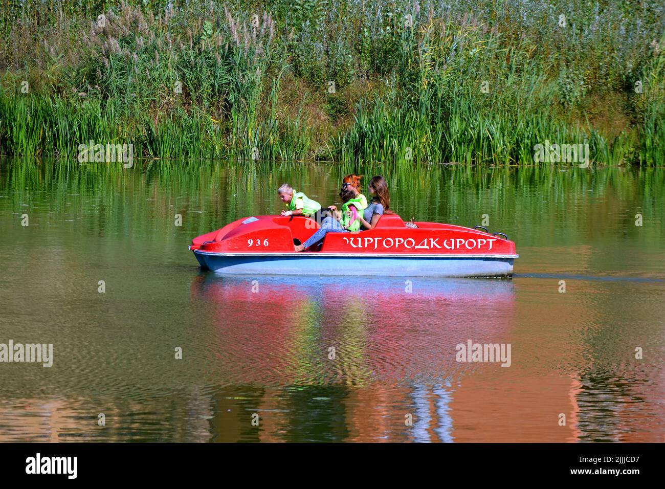 Menschen auf dem Wasserfahrradboot auf dem Khorol-River im berühmten ...