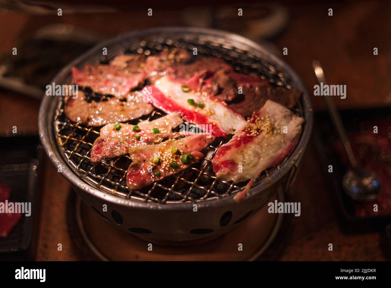 Grillen von Wagyu-Rind auf Holzkohlegrill, japanischer Barbecue-Bräter ...