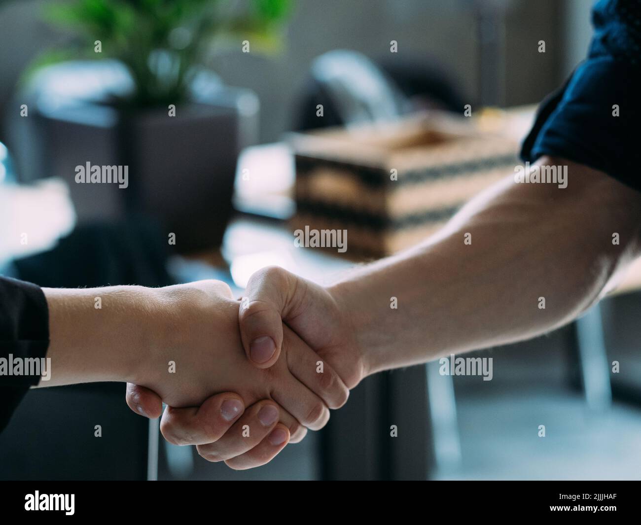 Interview mann -Fotos und -Bildmaterial in hoher Auflösung – Alamy