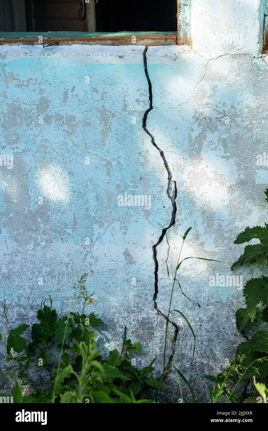 Riss in der Betonwand. Der Riss in der Wand des Hauses. Altes kaputtes ...
