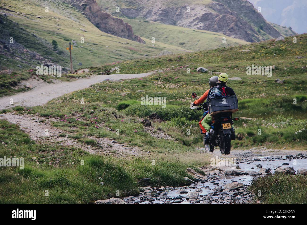 Leute motorrad fahren -Fotos und -Bildmaterial in hoher Auflösung – Alamy