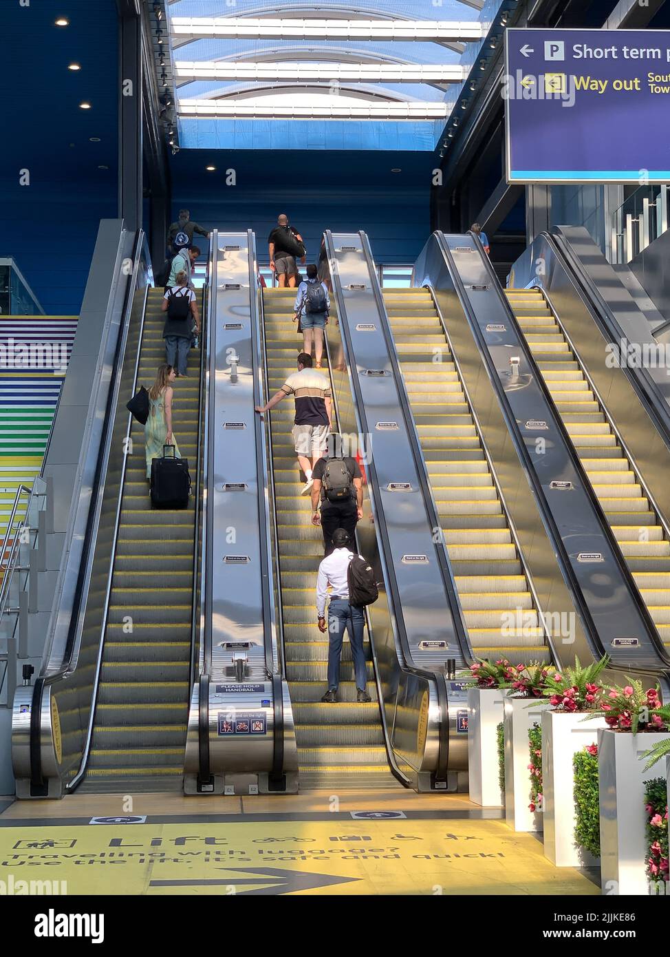 Reading, UK. 24.. Juli 2022. Rolltreppen an der Reading Station. Ein ...