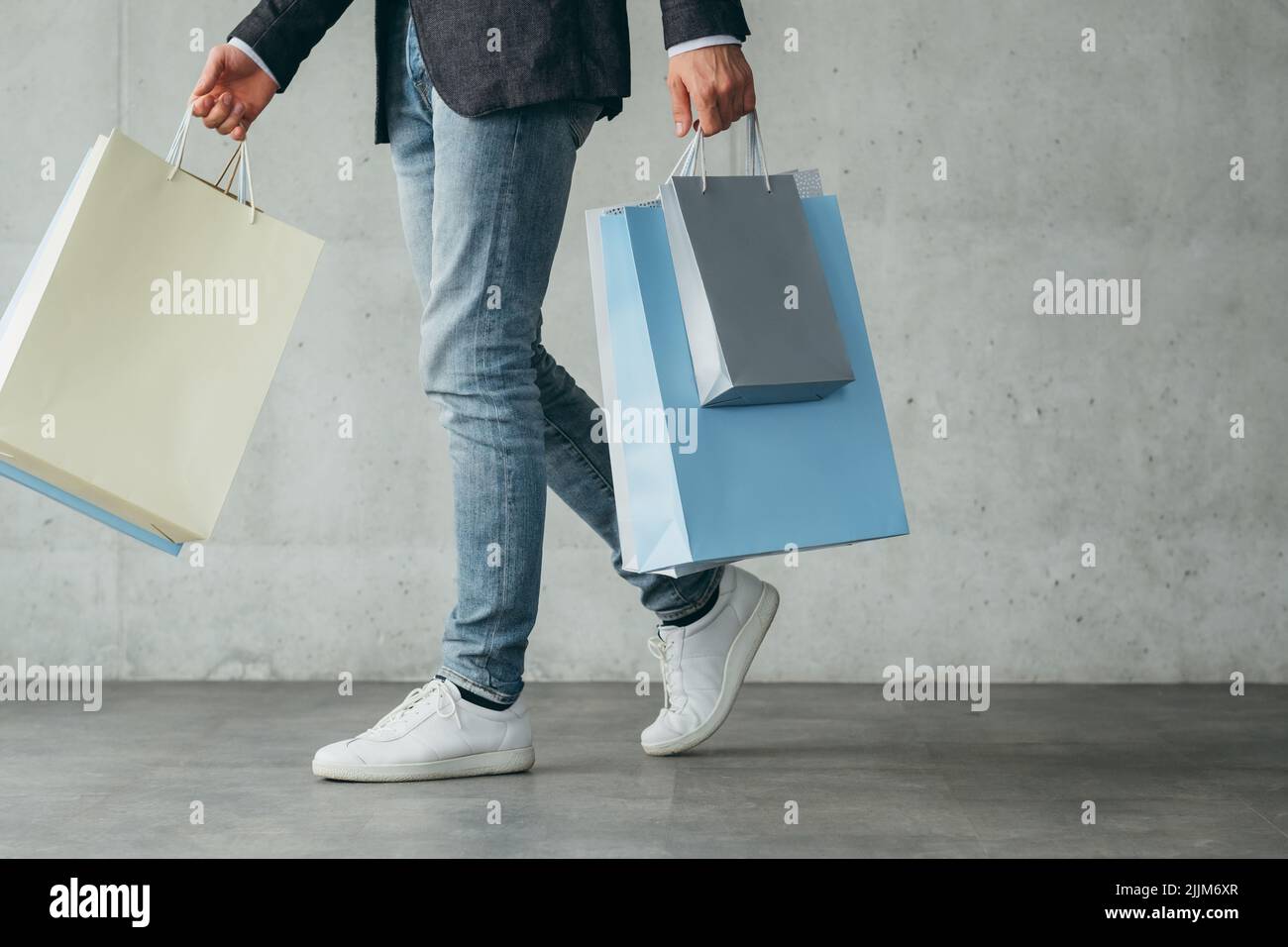 Leute, die viele einkaufstaschen tragen -Fotos und -Bildmaterial in ...