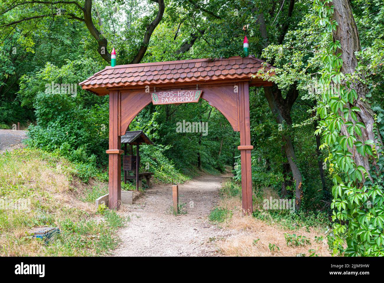 Traditionelles ungarisches Eingangstor aus Holz. Auf dem Schild steht die ungarische Aufschrift ...