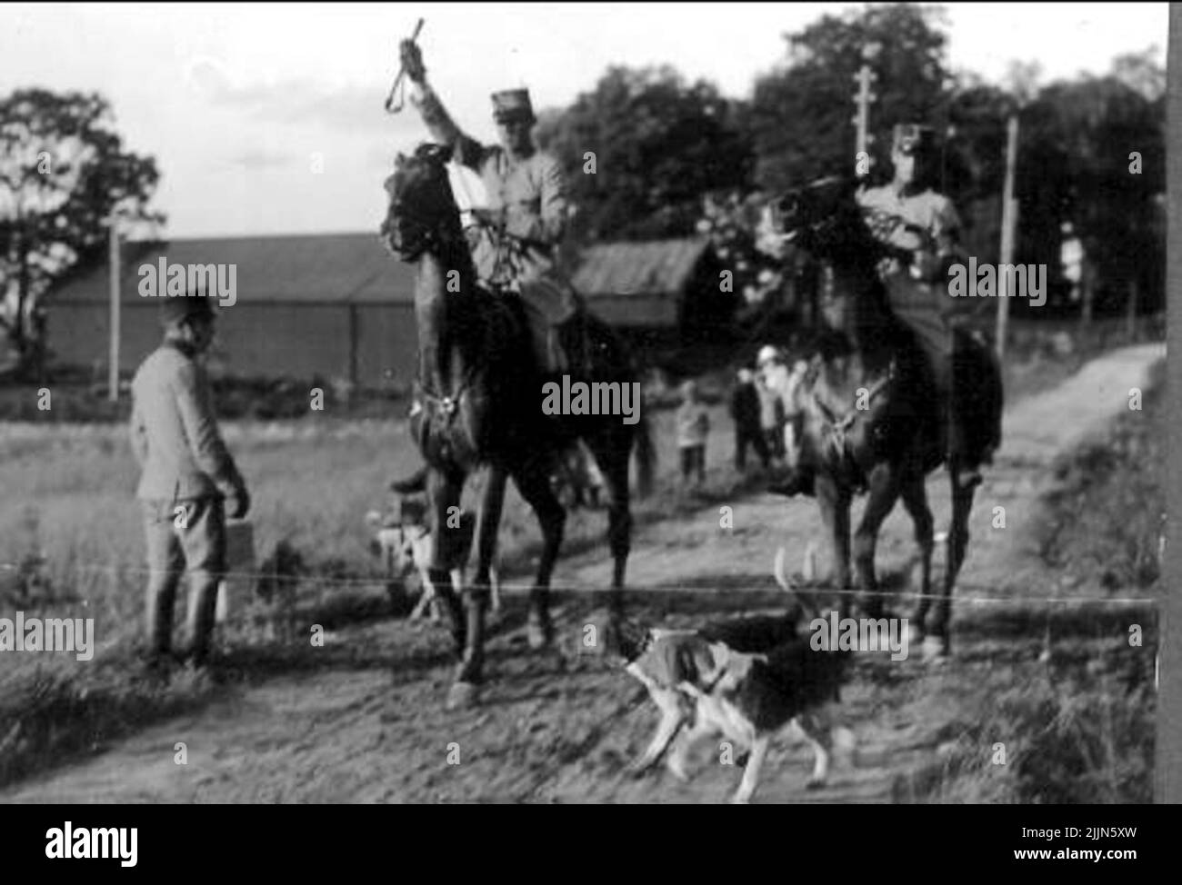 Der folgende Kavallerieoffizier schloss 1923 sein Offiziersstudium in ...