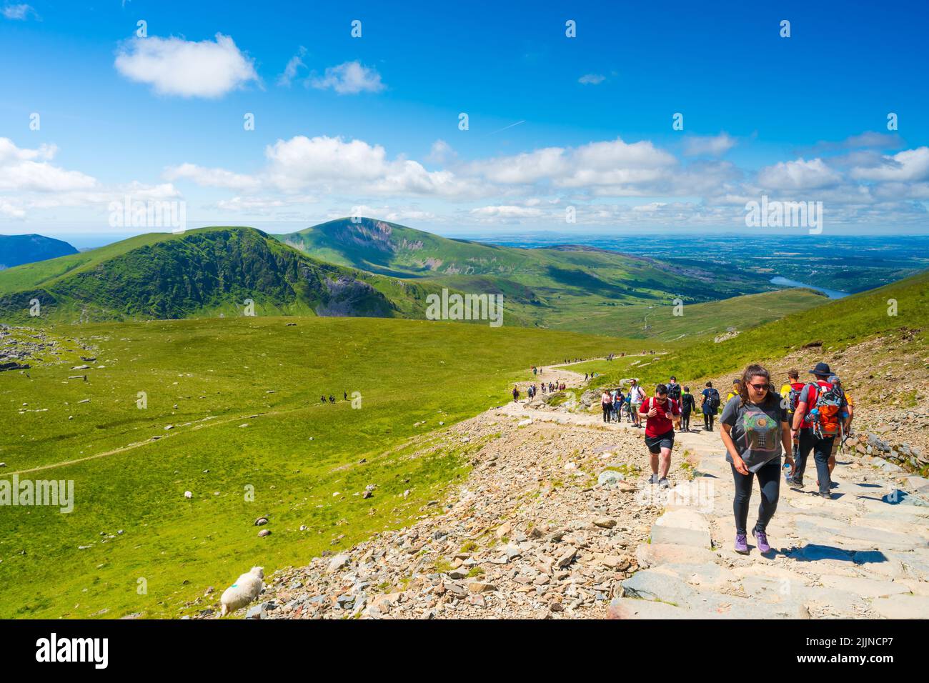 SNOWDON, WALES - 09. JULI 2022: Wanderer besteigen den Mount Snowdon ...