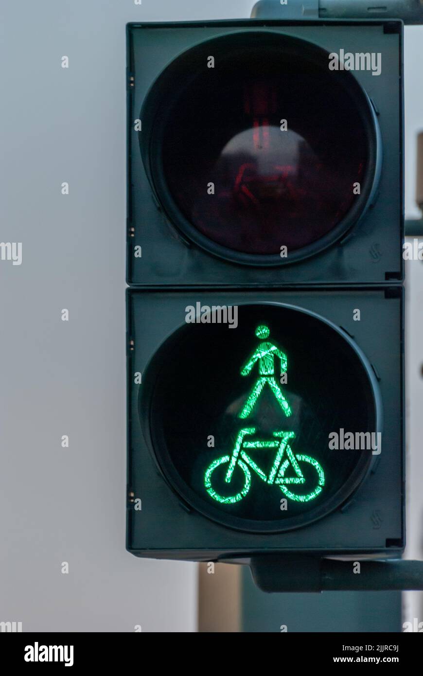 Ampeln mit verkehrszeichen -Fotos und -Bildmaterial in hoher Auflösung ...