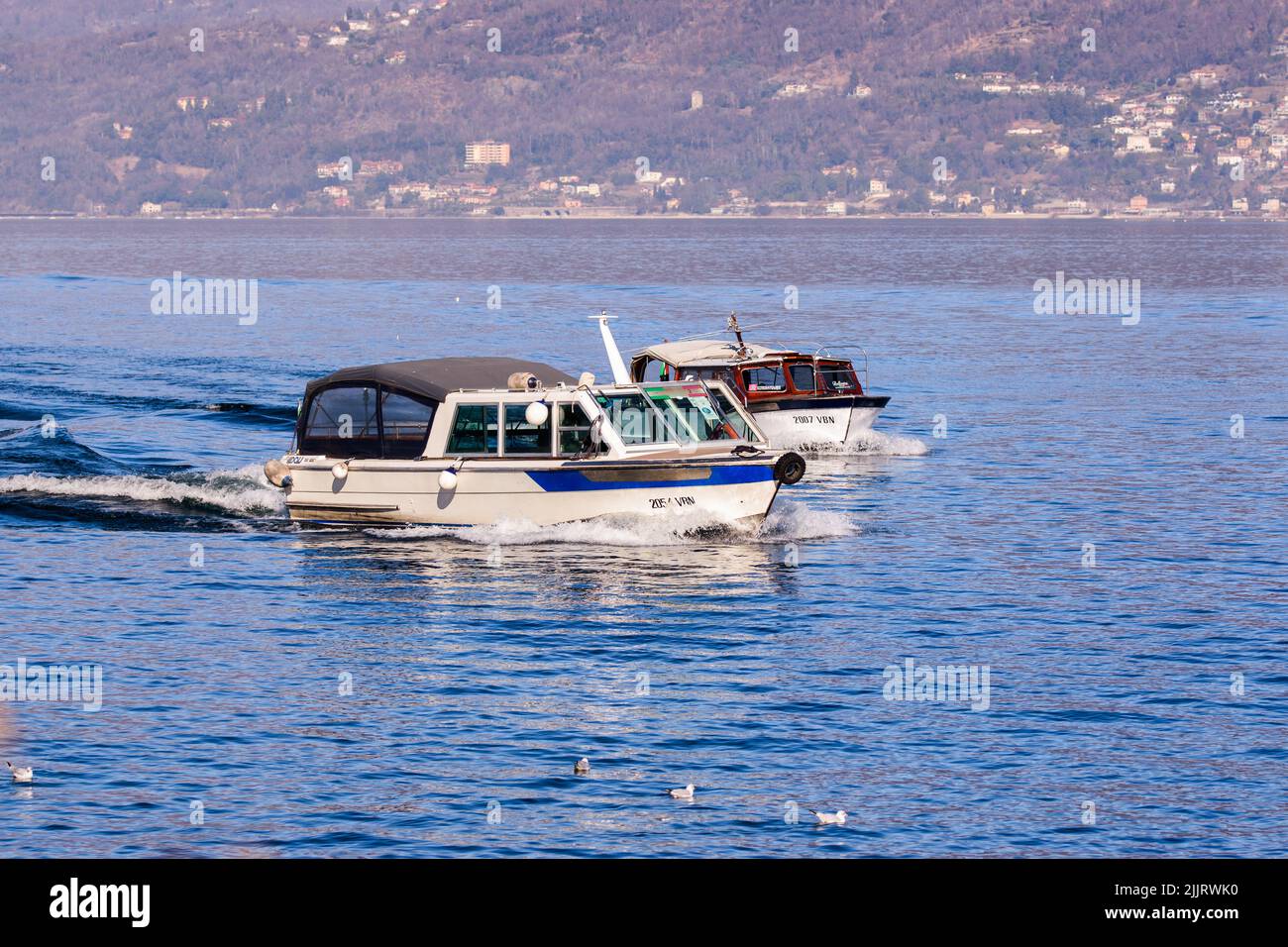 Zwei Boote auf dem Lago Maggiore bei Stresa in Italien Stockfotografie ...