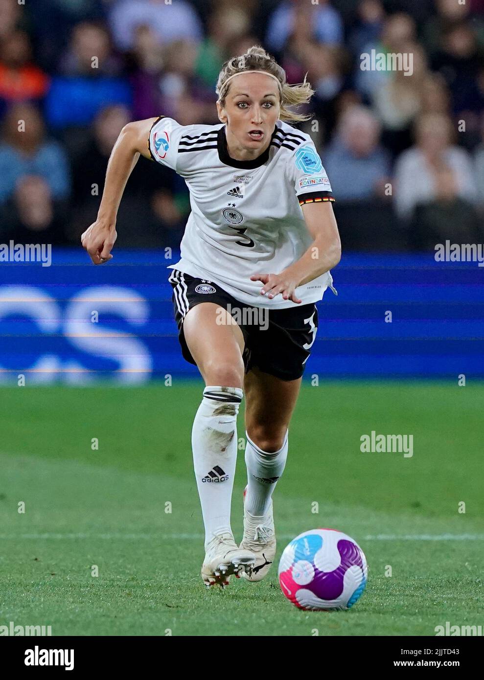 Frauen kathrin julia -Fotos und -Bildmaterial in hoher Auflösung – Alamy