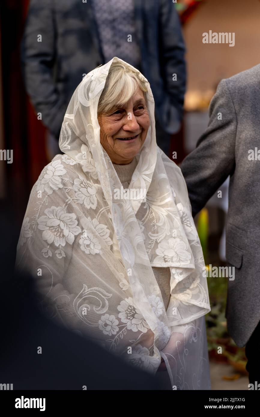 Eine alte Frau in einem Hochzeitskleid für eine lokale ukrainische ...
