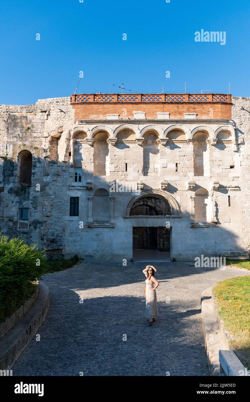 Split tore -Fotos und -Bildmaterial in hoher Auflösung – Alamy