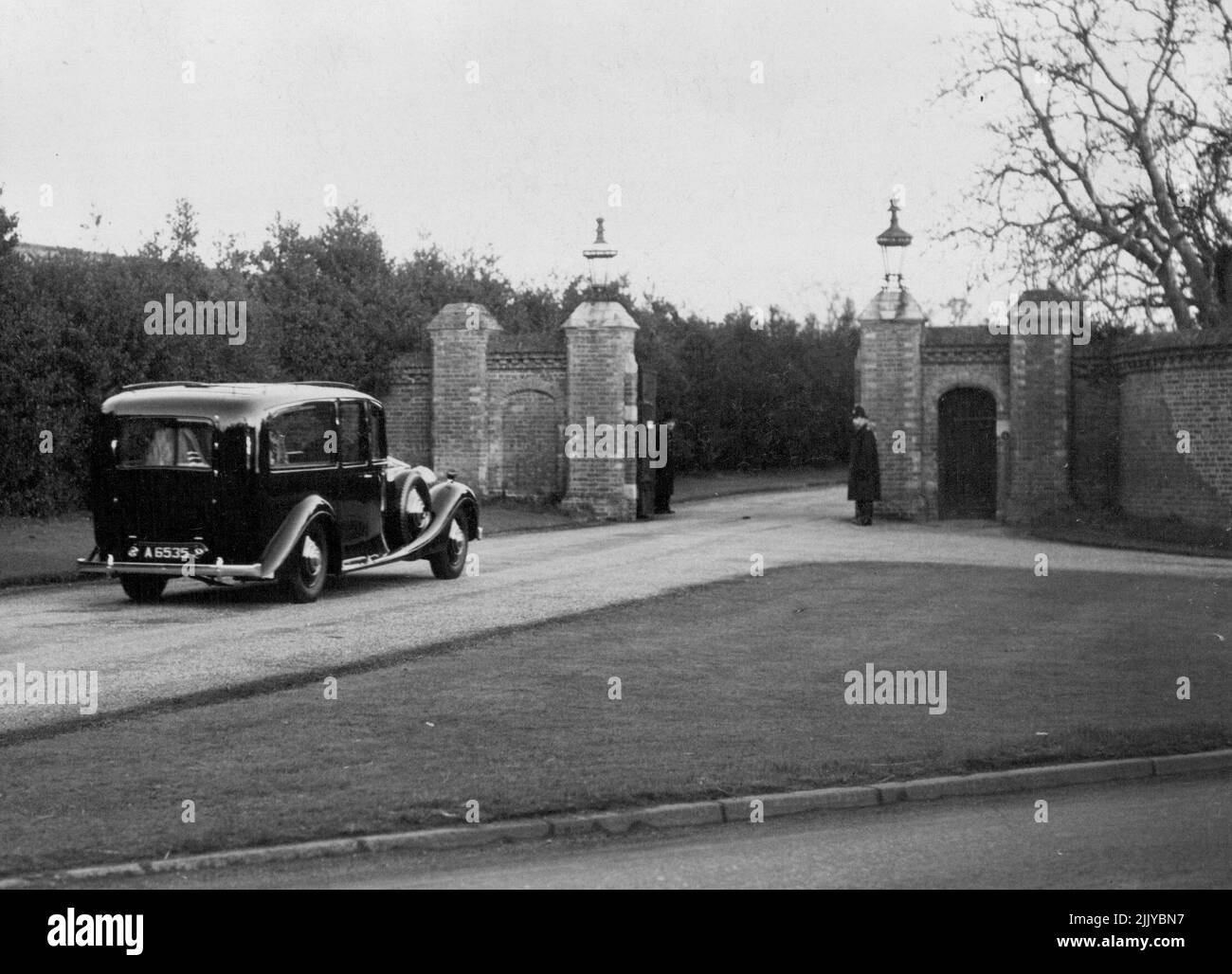 Der Leichenwagen mit dem Sarg von Königin Mary, der heute Morgen kurz ...